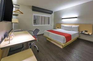 Quarto, 1 cama queen-size | Cofre no quarto, secretária, ferro/tábua de engomar 