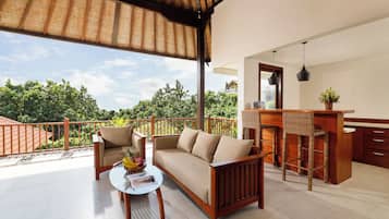 Villa, vários quartos (9 Bedroom Pool) | Sala de estar | Smart TV de 50 polegadas com canais digitais, livros