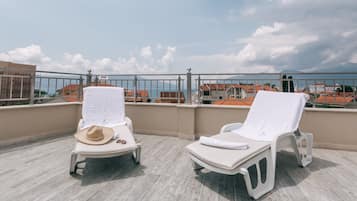Terraço com espreguiçadeiras