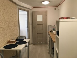 Apartamento Standard, várias camas, não fumadores | Cozinha privada | Um frigorífico/congelador grande, uma placa de cozinha 