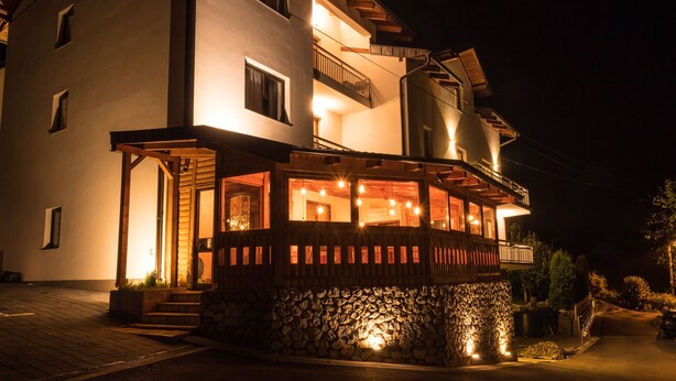 Fachada da propriedade à noite