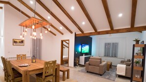 Apartamento presidencial, várias camas, para não fumantes, vista para a montanha | 2 quartos, roupas de cama premium, frigobar, cortinas blackout