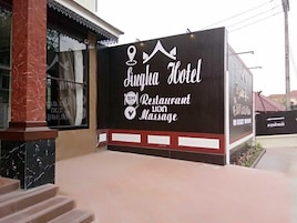 Placa de um hotel com restaurante e serviços de massagem.