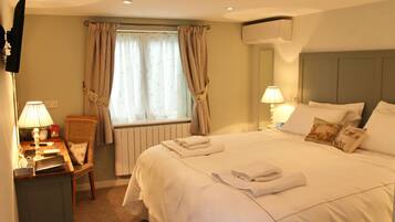 Cofre no quarto, com decoração personalizada