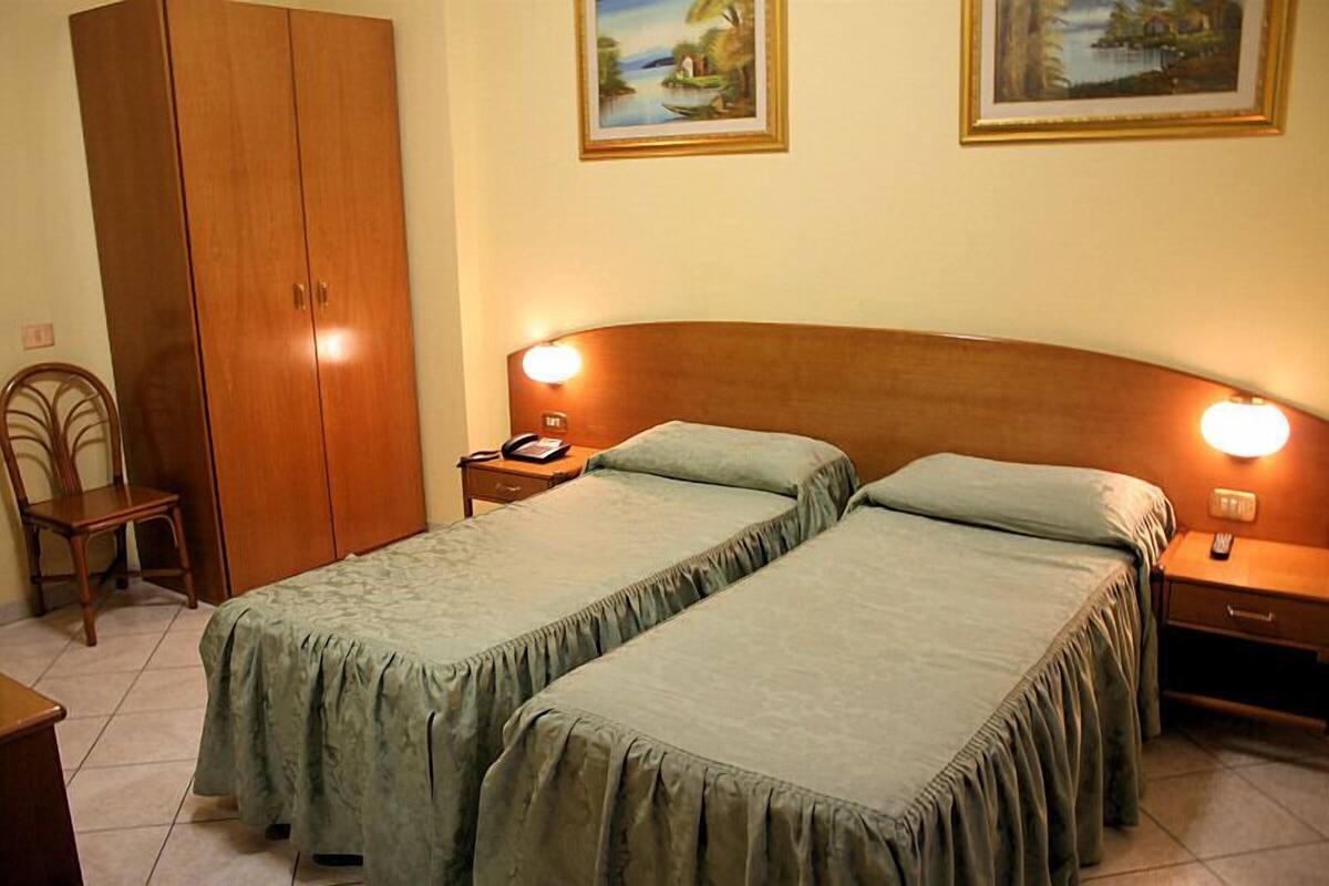 Quarto Duplo ou Twin Standard, 1 cama king-size, não fumadores | Wi-fi grátis 