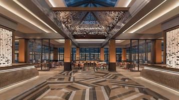 Este bar no lobby do hotel