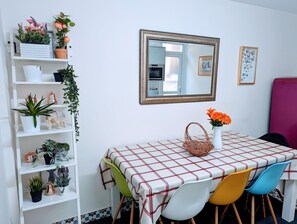 Casa família, 5 quartos, cozinha, vista para a cidade | Cozinha privada | Geladeira grande, micro-ondas, fogão, cooktop