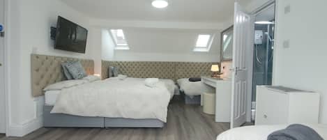 Quarto, várias camas, casa de banho anexa | Ferro/tábua de engomar, Wi-fi grátis, roupa de cama fornecida