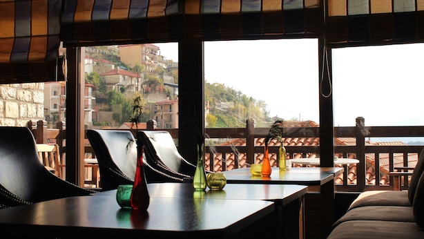 Restaurante com terraço com vista para uma colina.