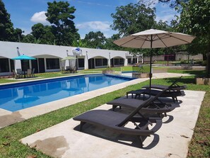 7 piscinas externas, funciona das 9h às 23h, guarda-sóis