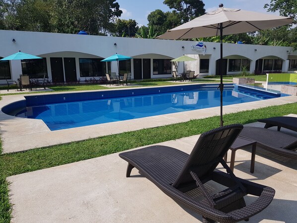 7 piscinas externas, funciona das 9h às 23h, guarda-sóis