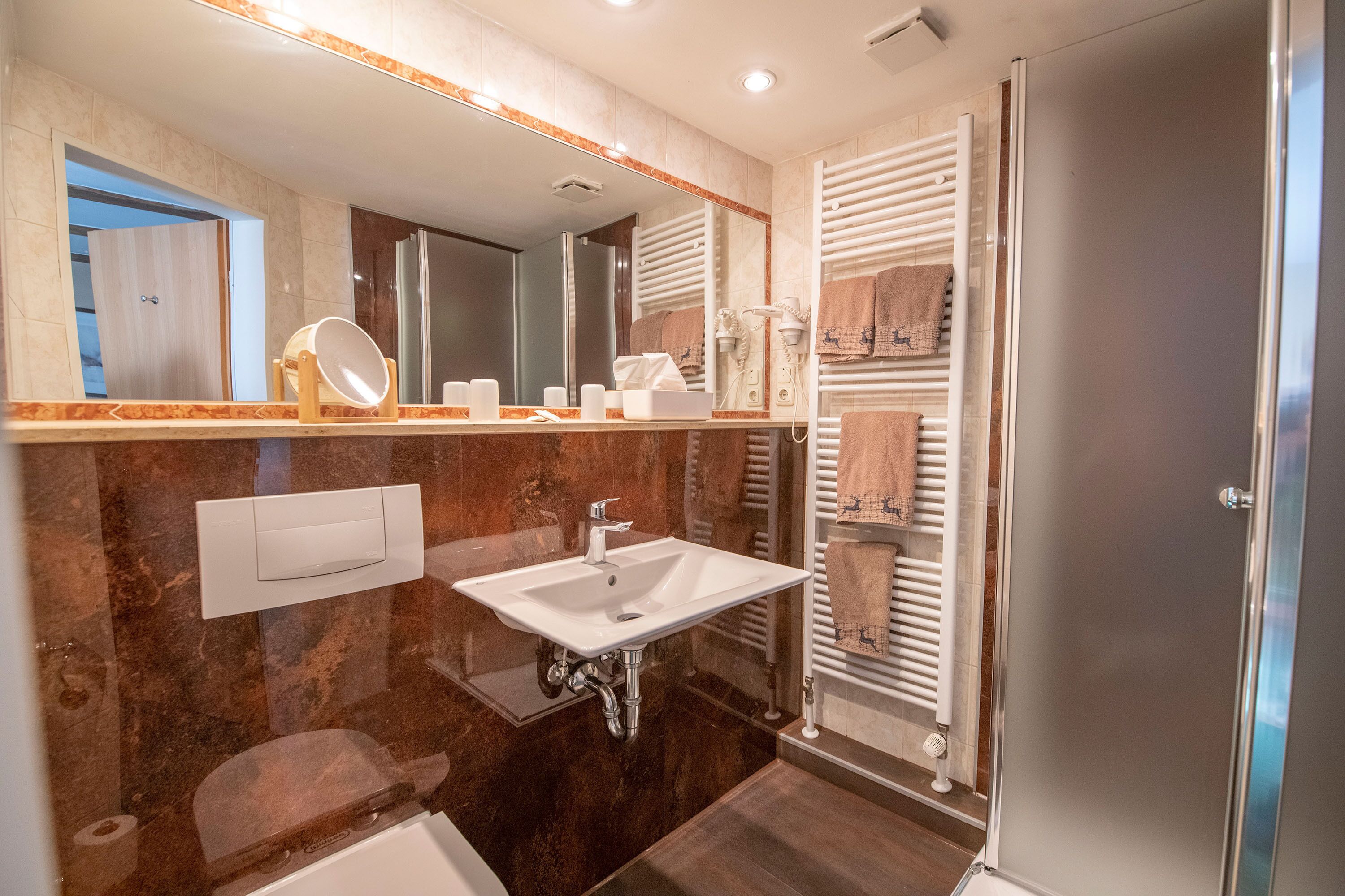 Quarto Duplo Básico | Casa de banho | Um polibã, artigos de higiene pessoal grátis, um secador de cabelo 