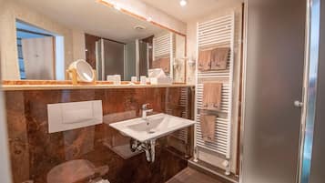 Quarto Duplo Básico | Casa de banho | Um polibã, artigos de higiene pessoal grátis, um secador de cabelo