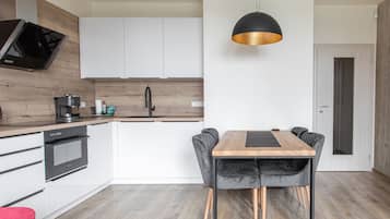Apartamento premium | Escrivaninha, espaço de trabalho para notebook, quartos à prova de som
