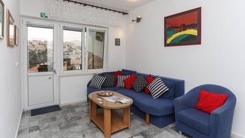 Apartamento, 2 quartos, terraço, vista para o mar | Sala de estar | TV de ecrã plano