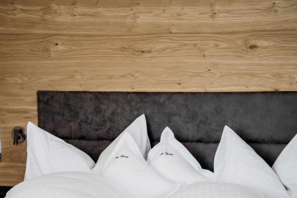 Quarto casal panorâmico, sacada, vista para a montanha | Roupas de cama antialérgicas, cofres nos quartos, escrivaninha