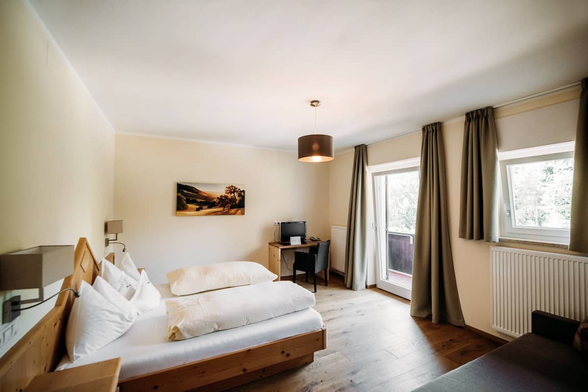 Quarto casal conforto, sacada | Roupas de cama antialérgicas, cofres nos quartos, escrivaninha