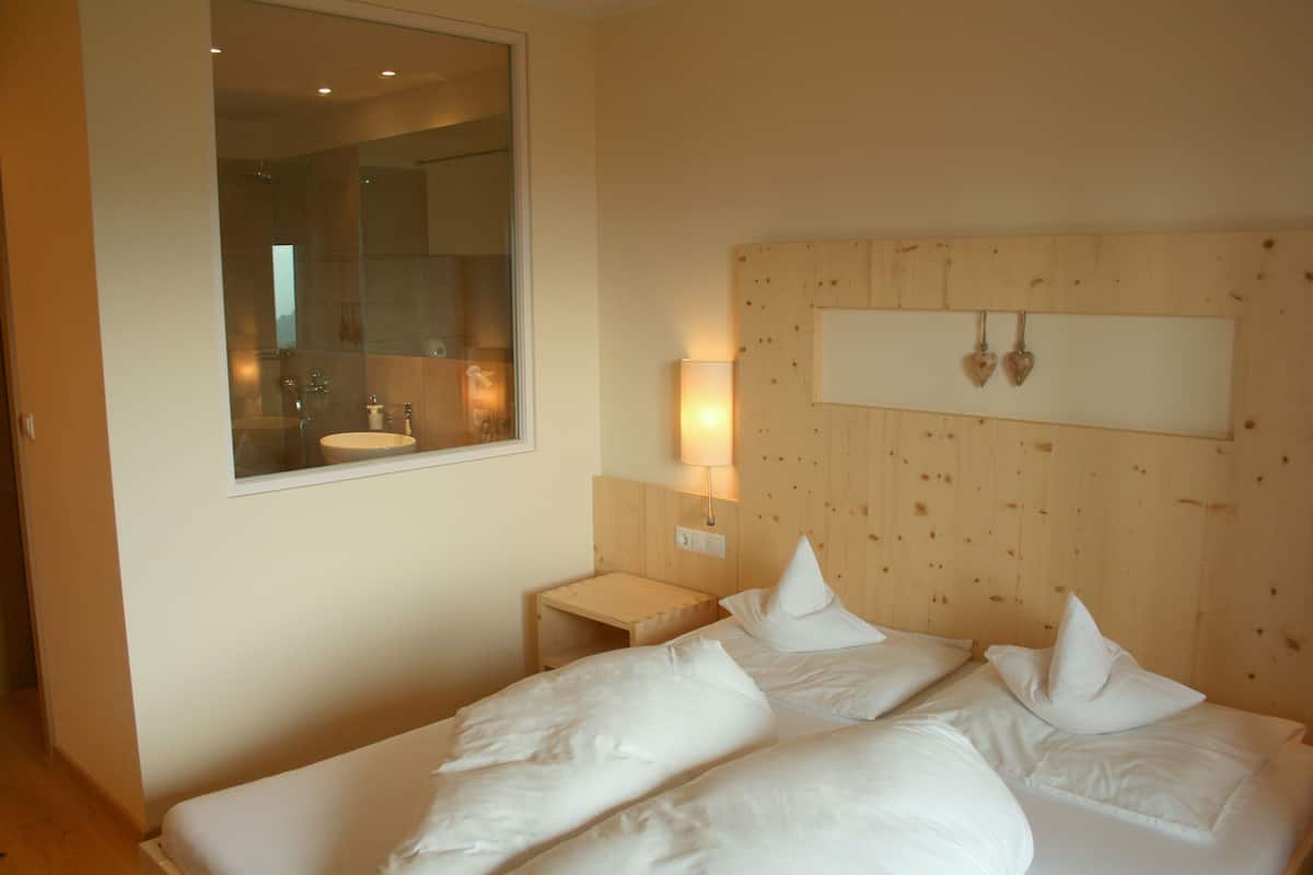 Quarto casal conforto, terraço, vista para a montanha | Roupas de cama antialérgicas, cofres nos quartos, escrivaninha