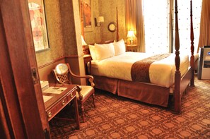 Quarto luxo (Castle Room) | Escrivaninha, espaço de trabalho para notebook