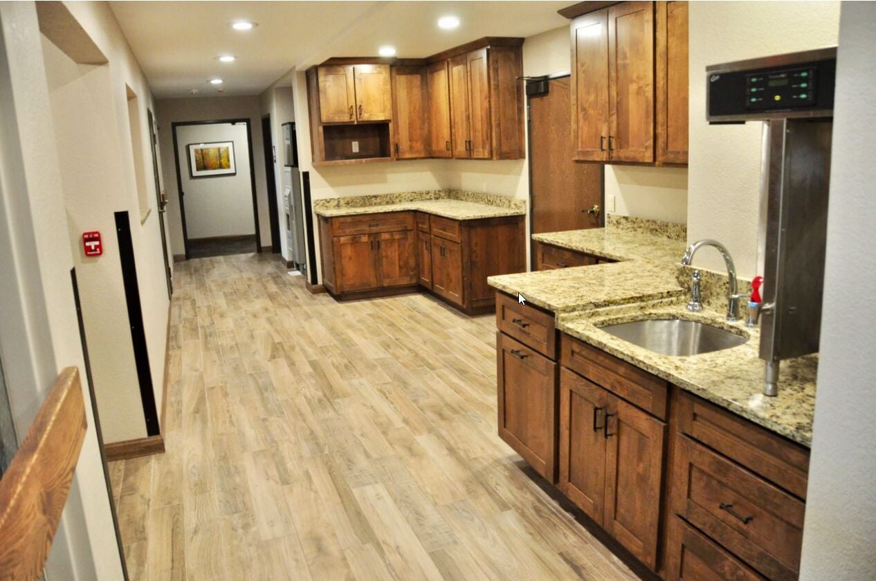 Quarto Standard, 2 camas queen-size, não fumadores (Lodge Room) | Secretária, secretária adequada para computadores portáteis 