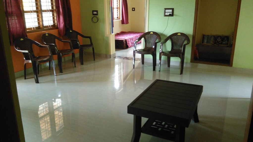 This Is A Safe And Cool Home Stay For Chikmagalur And Shivamogga Visitors. - 斯林格埃里