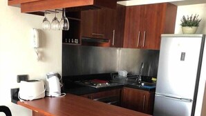 Apartamento, acessível, vista para a cidade | Cozinha privada | Geladeira grande, micro-ondas, fogão, cooktop
