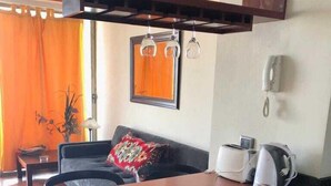 Apartamento, acessível, vista para a cidade | Cozinha privada | Geladeira grande, micro-ondas, fogão, cooktop