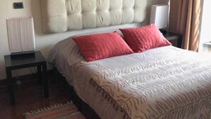 Apartamento, acessível, vista para a cidade | 1 quarto, cofres nos quartos, cortinas blackout