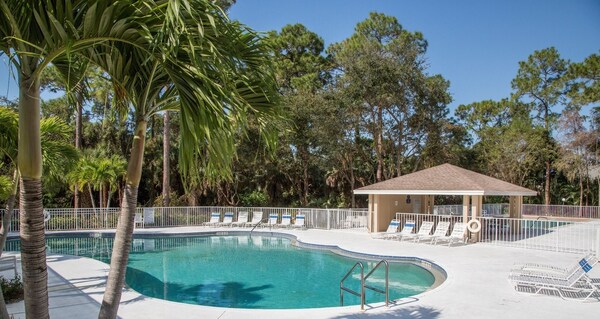 Atemberaubende 3 Schlafzimmer Plus Höhle Pool In Neapel Gated Briarwood Community - Florida