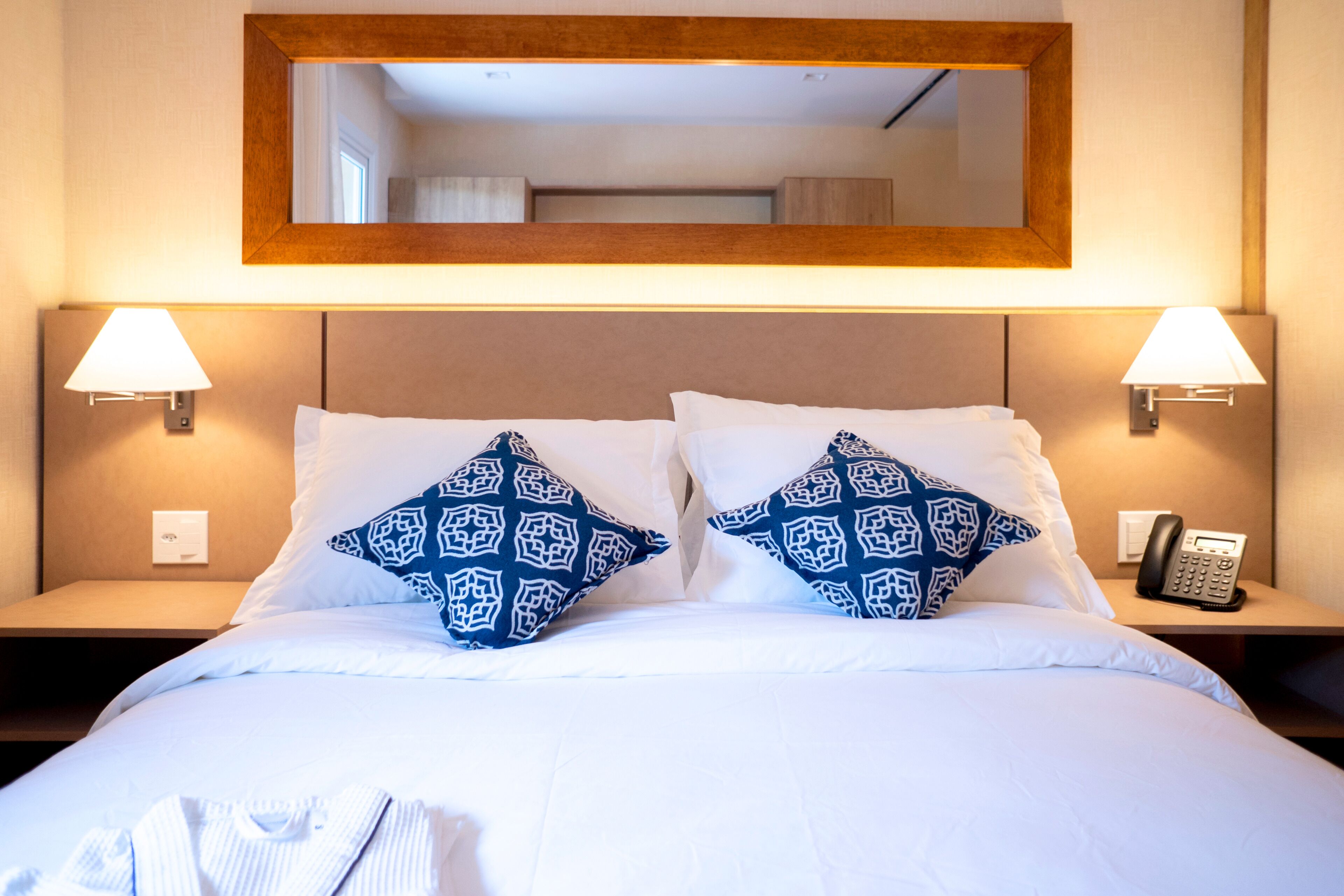 Quarto standard, 1 cama Queen, para não fumantes | Roupas de cama premium, frigobar, cofres nos quartos, cortinas blackout