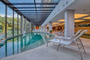 Piscina interior, piscina exterior, guarda-sóis, espreguiçadeiras