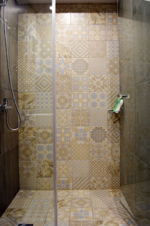 Apartamento Deluxe (Heliconia) | Duche na casa de banho