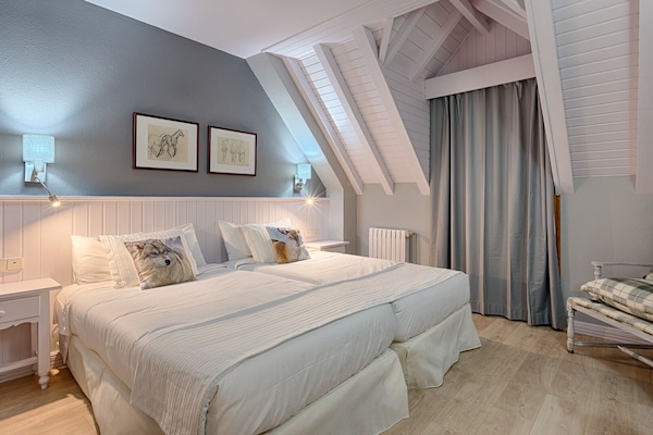 Roupas de cama premium, berços grátis, Wi-Fi de cortesia