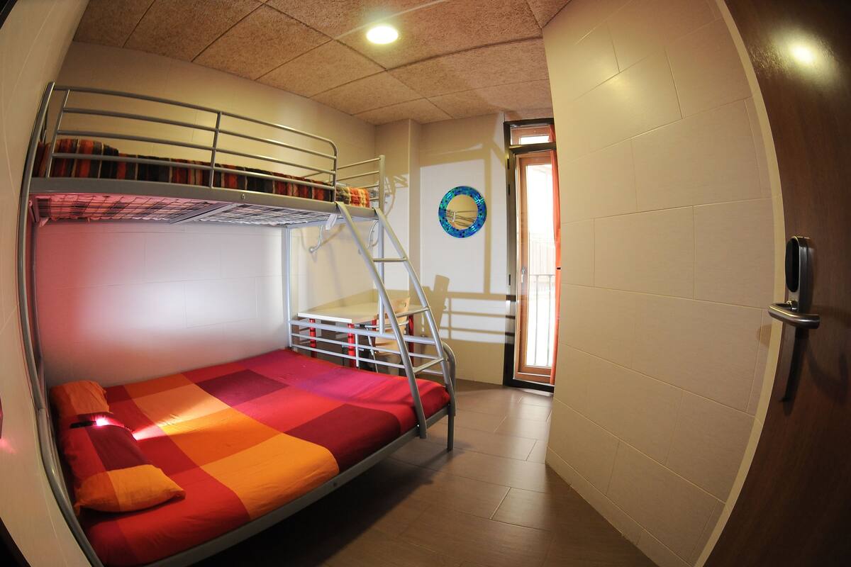 Quarto Duplo, casa de banho partilhada | Wi-fi grátis 