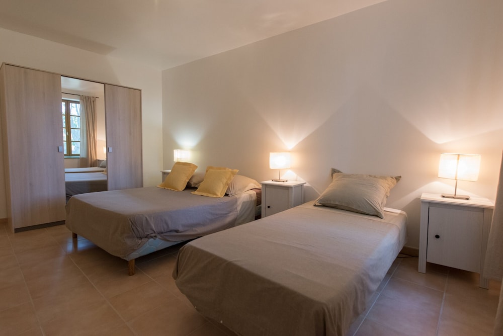 Gîte Des Oliviers, Le Relais De Pigasse Au Bord Du Canal Du Midi - Creissan