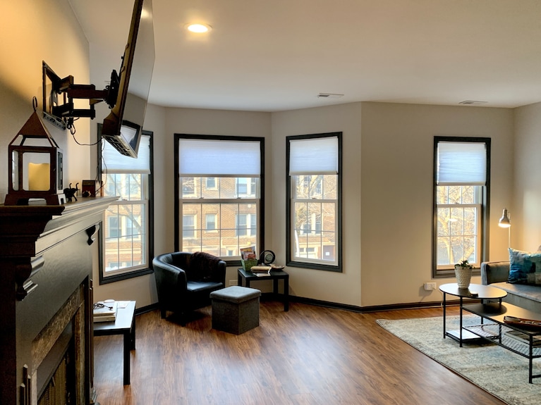 Modern Completely Remodeled Bright, Spacious Flat Steps From Wrigley Field &Bars - Evanston, IL