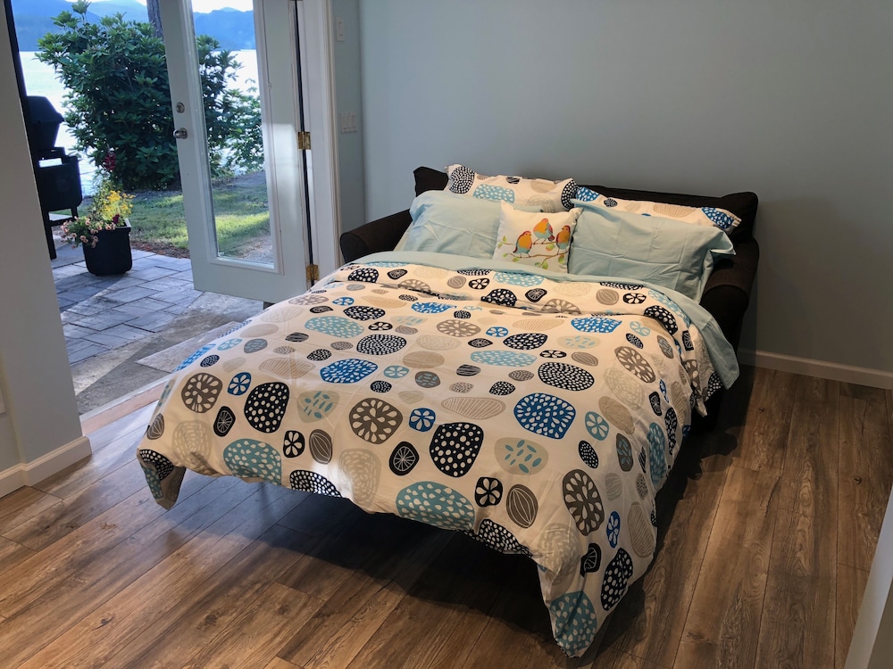 Beautiful Lakefront Private Suite On Lake Cowichan - Sleeps 5 - Lake Cowichan