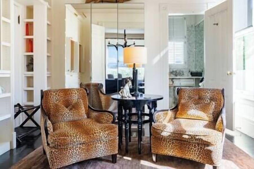 Chic Victorian Studio Pacific Heights - San Francisco, CA