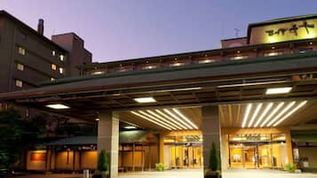 Fachada do alojamento (tarde/noite)