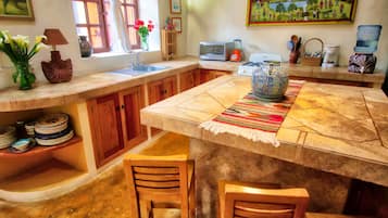 Apartamento luxo, várias camas, para não fumantes, vista para o pátio (El Sol) | Cozinha privada | Refrigerador em uma área comum, micro-ondas