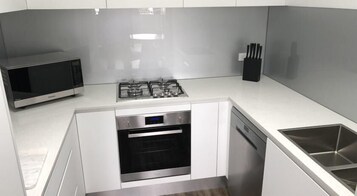 Apartamento, 2 quartos, 2 casas de banho | Cozinha privada | Um frigorífico/congelador grande, um micro-ondas, um forno 