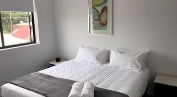 Apartamento, 2 quartos, 2 casas de banho | 2 quartos, secretária, secretária adequada para computadores portáteis 