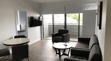 Apartamento, 2 quartos, 2 casas de banho | Sala de estar | Televisor de ecrã plano de 65 polegadas com canais digitais, televisor 