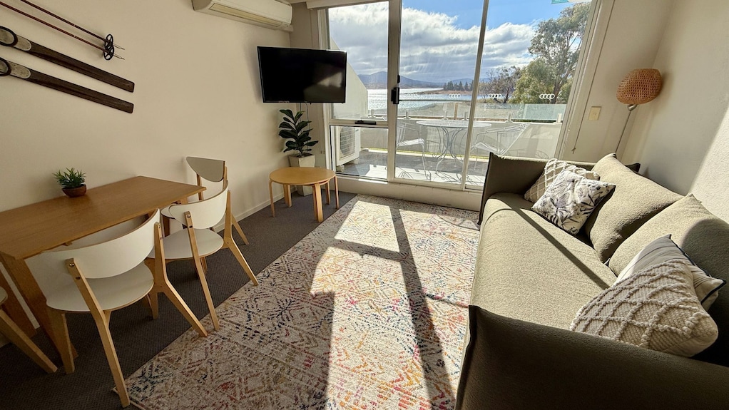 Horizons 216 - Deluxe Lake Front Studio L Pool L Tennis L Air-con - Kosciuszko National Park