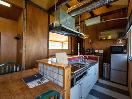 Casa (East) | Cozinha privada | Um frigorífico, um micro-ondas, uma placa de cozinha