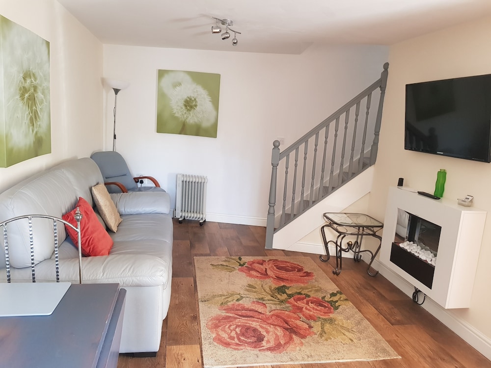 Plover Cottage Lindley. Little Gems To Accommodate You - Huddersfield