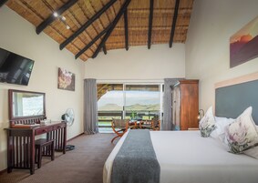 Quarto Superior | Cofre no quarto, secretária