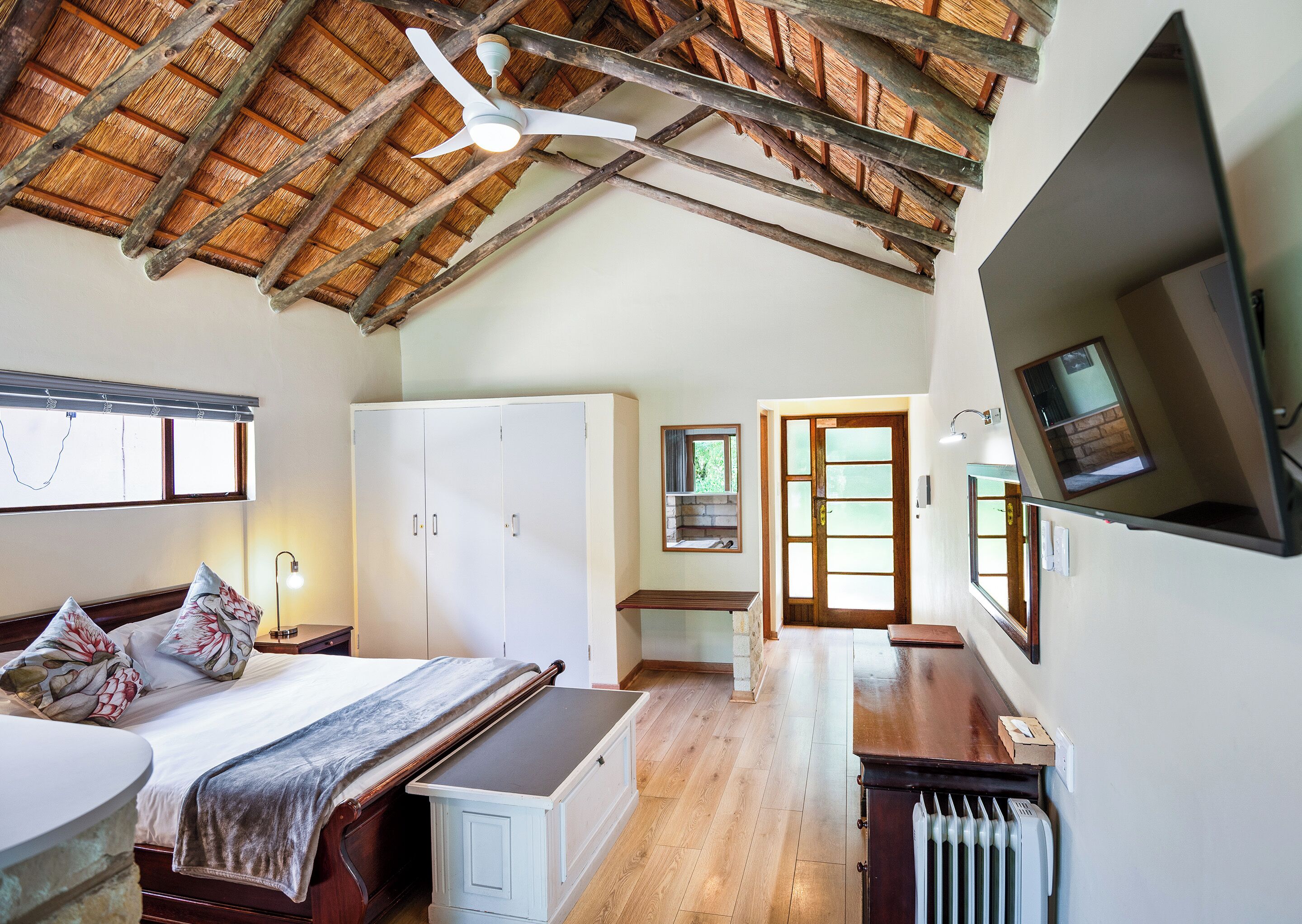 Quarto Familiar, vista para o jardim | Cofre no quarto, secretária 