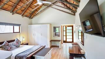 Quarto Familiar, vista para o jardim | Cofre no quarto, secretária