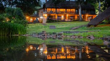 Fachada do alojamento (tarde/noite)